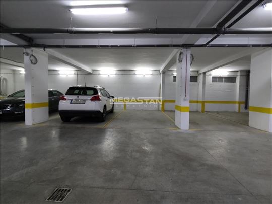 Lekino brdo, veće parking mesto