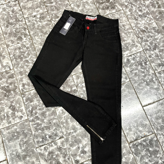 Nove pantalone sa zipsevima