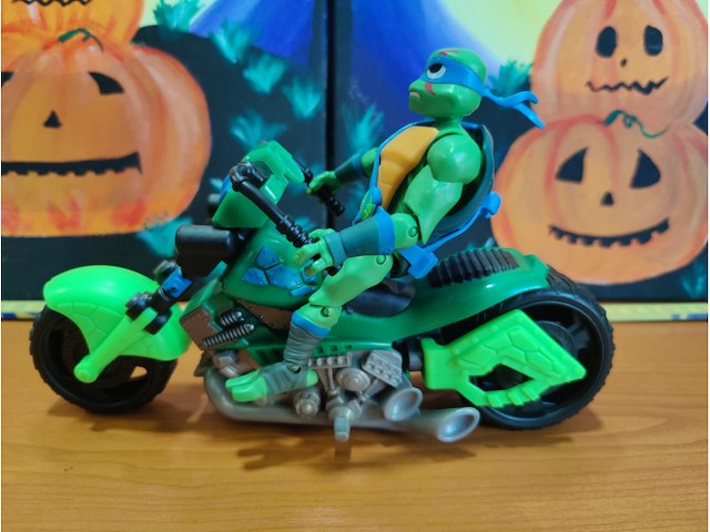 Leonardo na motoru mutira u letelicu TMNT Nindža Kornja