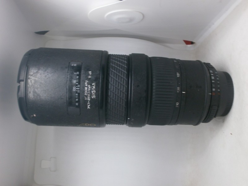 SIGMA AF 70-210mm f/2.8 APO Zoom Lens for Nikon