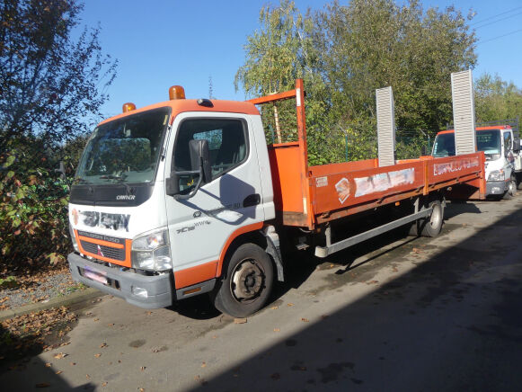 Prodaje se Mitsubishi Mitsubishi Canter Fuso kamion s ravnom platformom na aukciji