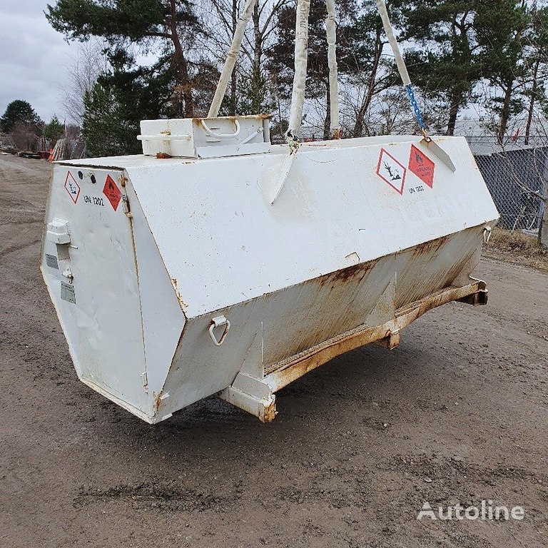 Prodaje se Färmartanken 3000 liter rezervoar za skladistenje goriva na aukciji