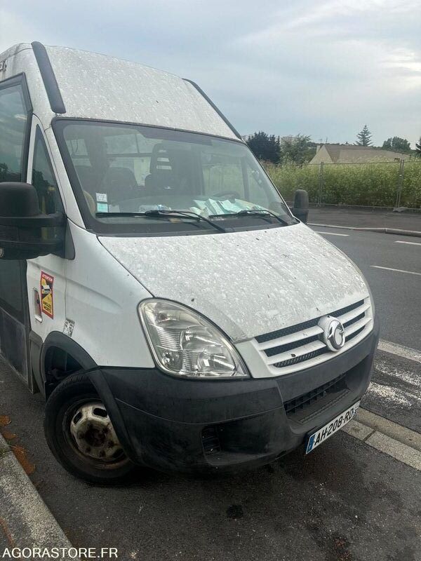 Prodaje se IVECO Daily putnički minibus na aukciji