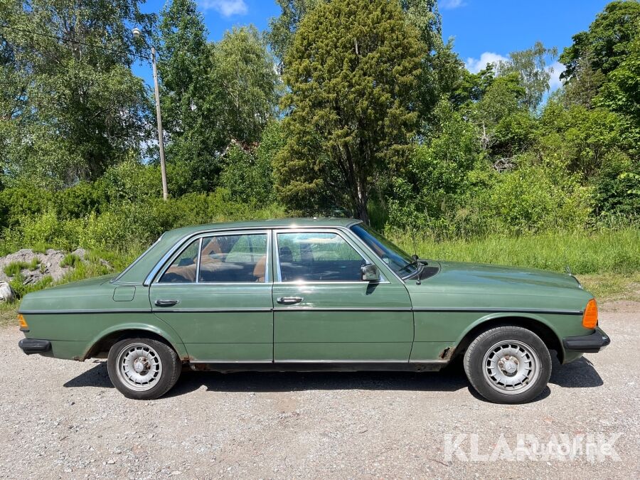 Prodaje se Mercedes-Benz 230 sedan na aukciji