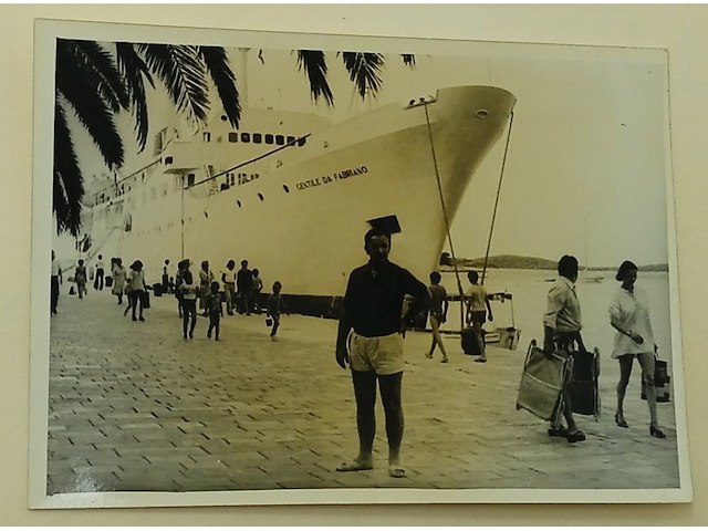 Čovek kod broda Centile Da Fabriano,Hvar 1978.