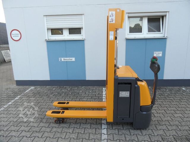 Kamioni sa paletama
Jungheinrich EJC 212z - neue Batterie - Initialhub (Basishub)