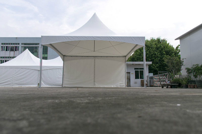 Šatori – gazebo i zvezda šatori. Varijante sa više vrhova, raznih dimenzija, dupli, spojeni, razne boje, PVC stranice, aluminijumska vrata i staklo….