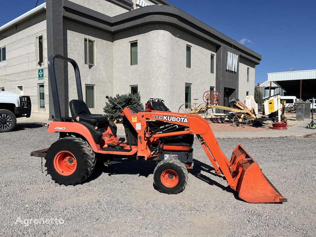 Kubota LA211 mini traktor