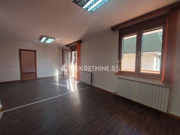 Izdavanje 123m2+112m2 ID 13966-1