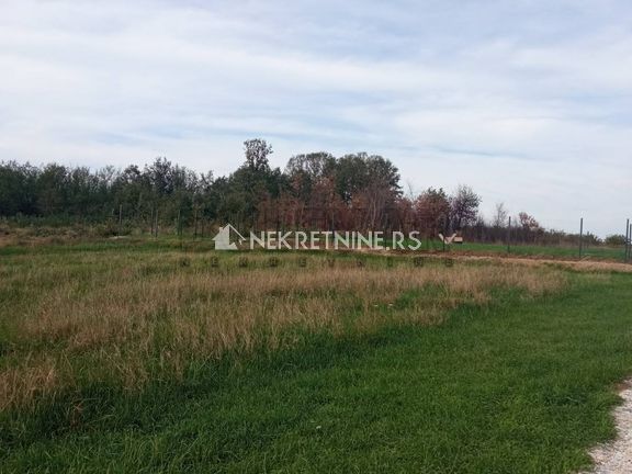 Plac u Kragujevcu, naselje Šumarice - površina 700 m2, građevinsko zemljište