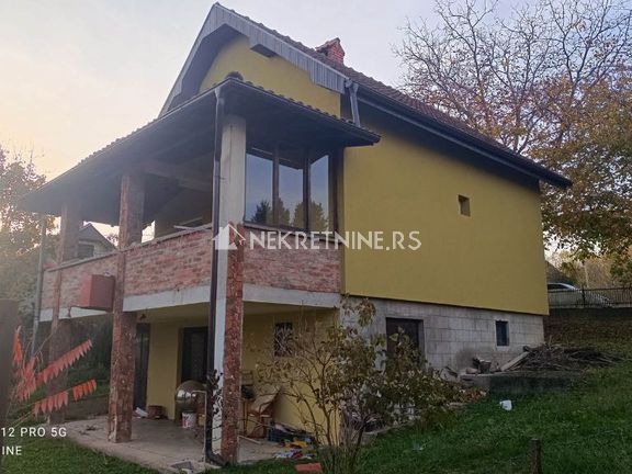 Kuća 165 m², 500 m OD BAZENA u Petnici