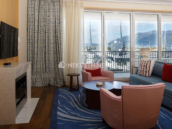 PORTO MONTENEGRO, BAIA - fenomenalan apartman na prvoj liniji od mora.