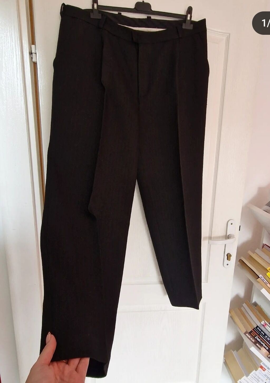 Muske pantalone vel.56