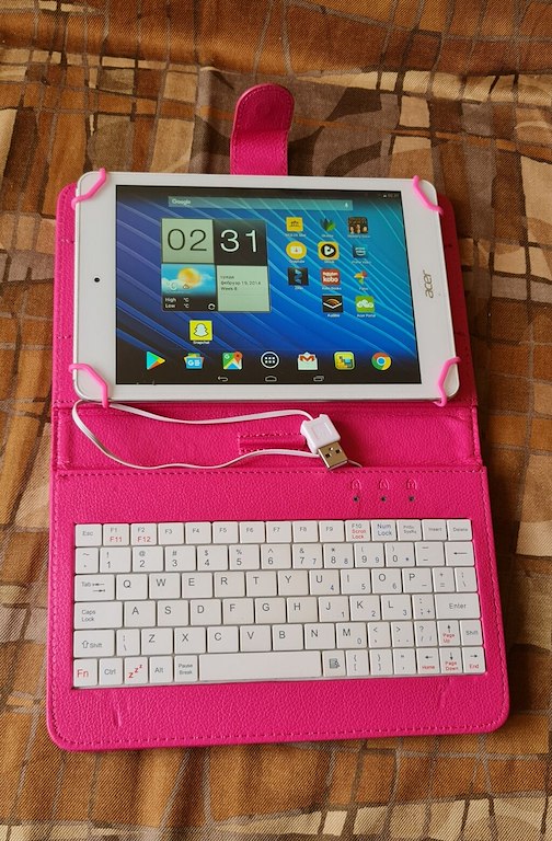 Tablet sa tastaturom,top stanje,ispravan.cena ekstra