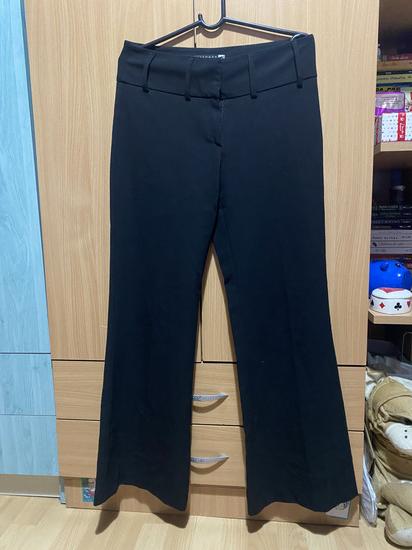 Elegantne crne pantalone