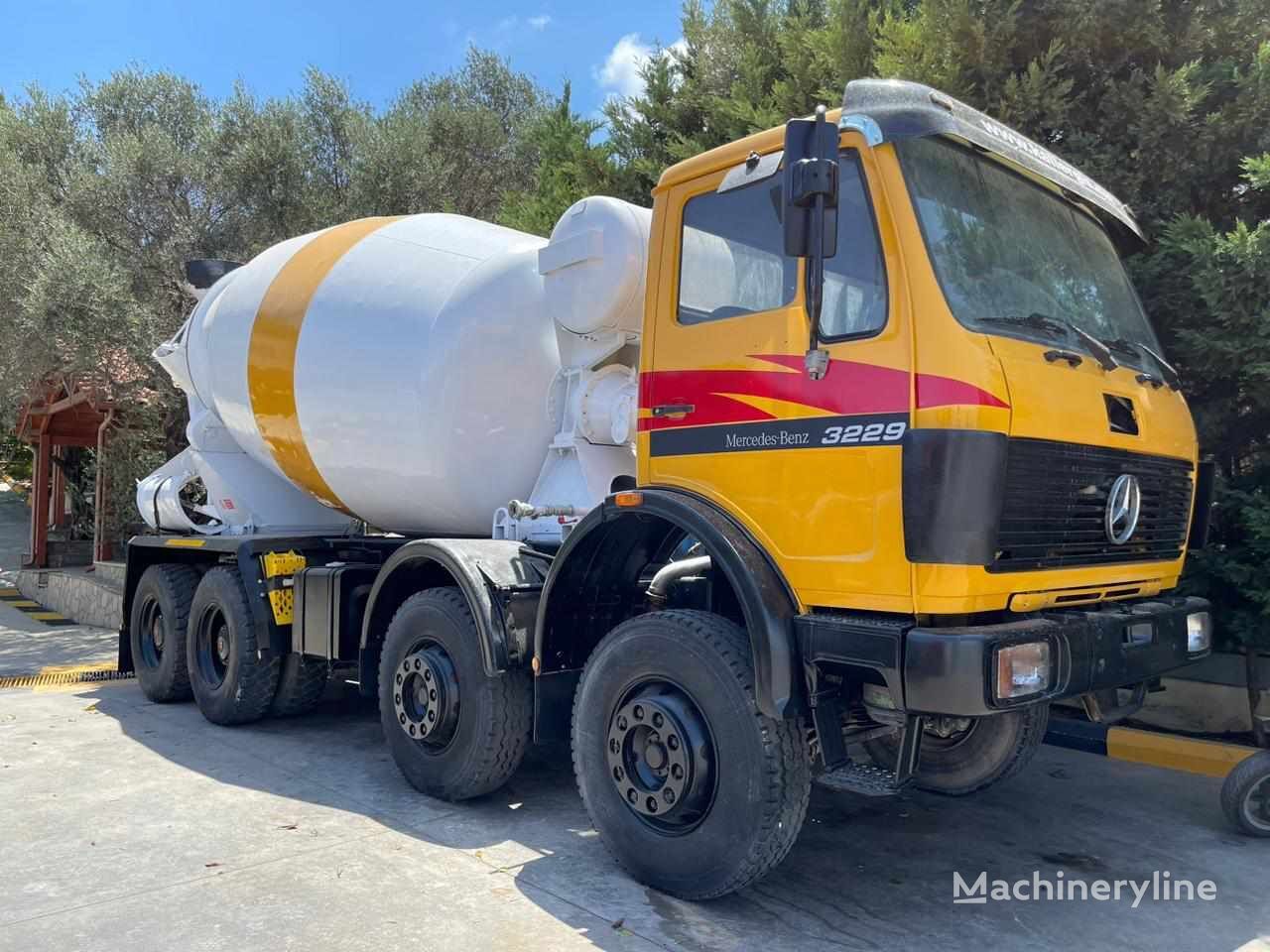 Stetter na šasiji Mercedes-Benz 3229 V8 8X4 kamion s mešalicom za beton