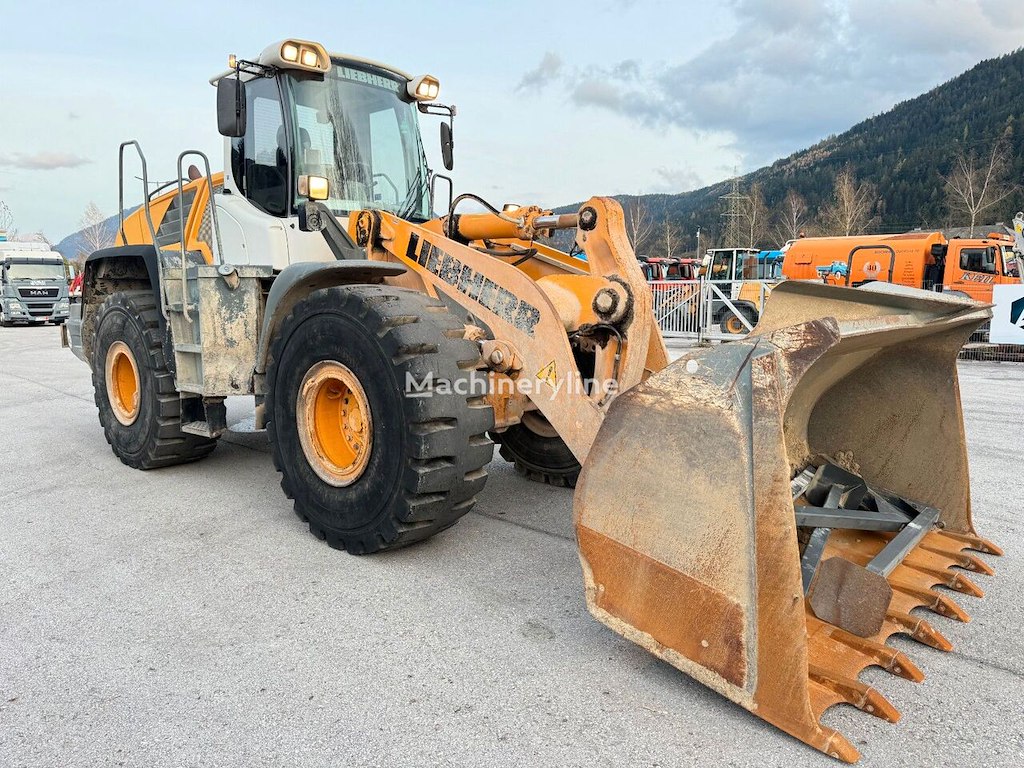 Liebherr L 556 Reifen Neu Top Maschine prednji utovarivač