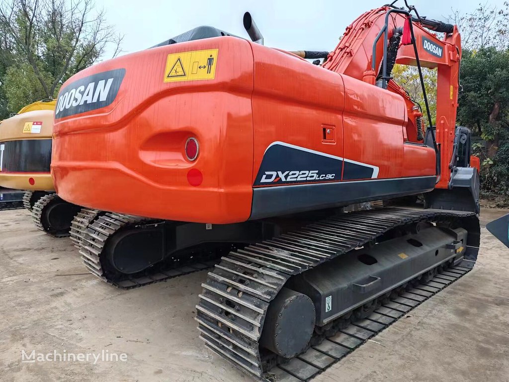 Doosan DX225 bager guseničar