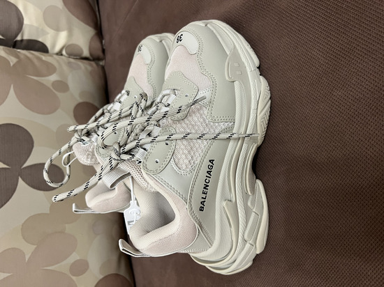 Balenciaga Triple S nove