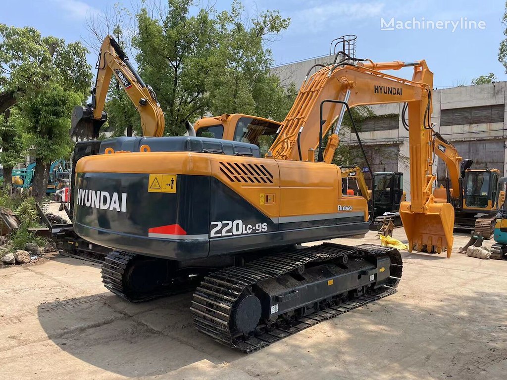 Hyundai R220 bager guseničar