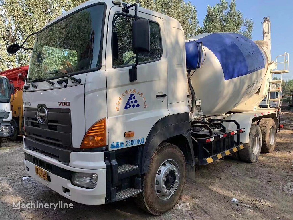 Hino 700 kamion s mešalicom za beton