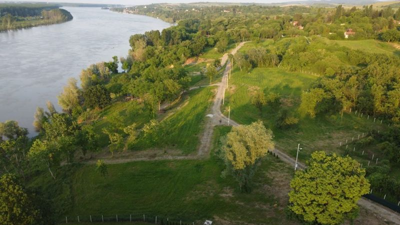 Prelep plac sa izlazom na Dunav