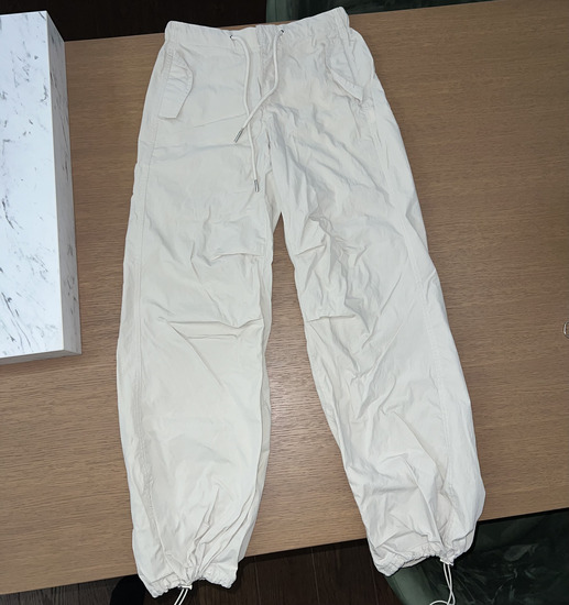 Bershka cargo pantalone nikada nosene