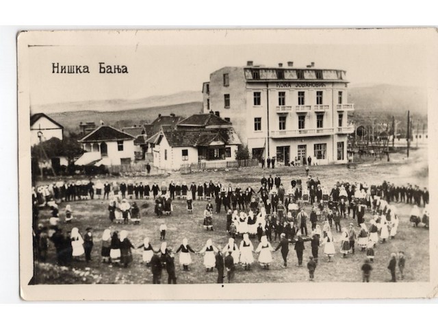 Razglednica Niška banja. Masa ljudi u kolu.