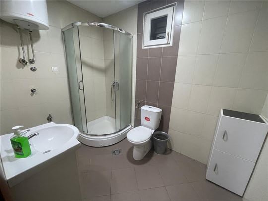 Uredjeni Lokal 42m2 Zemun