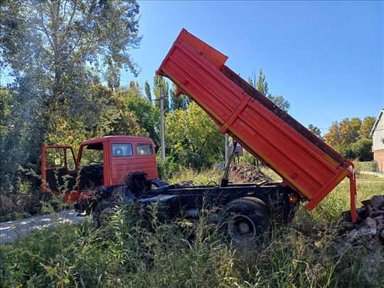 Prevoz gradjevinskog materijala kiper kamionima.