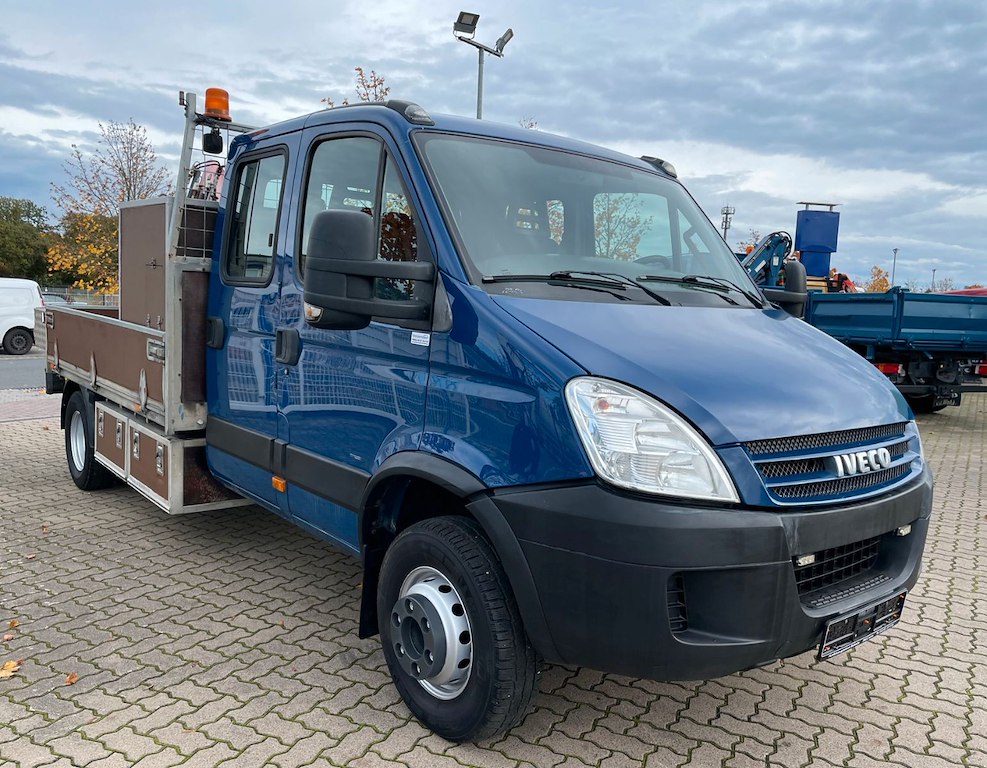 IVECO Doka flatbed + crane Fassi M30A.13 kamion s ravnom platformom < 3.5t