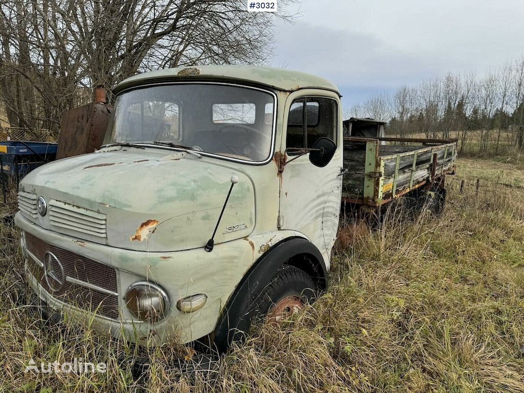 Mercedes-Benz L32242 kamion s ravnom platformom