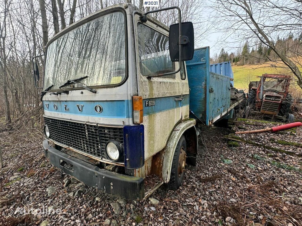 Volvo F 609 kamion s ravnom platformom