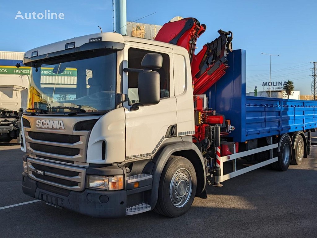 Scania P 320 kamion s ravnom platformom