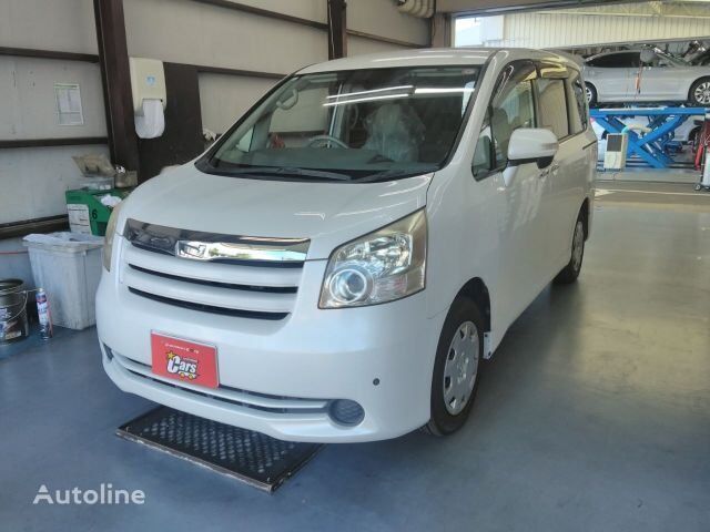 Toyota NOAH minivan