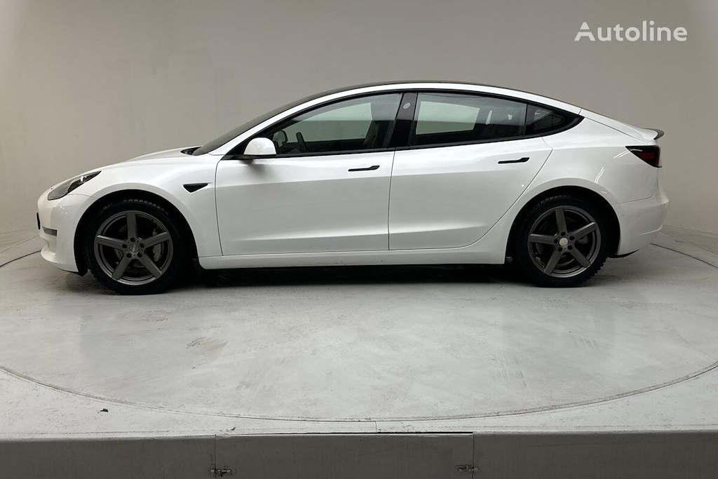 Prodaje se Tesla Model 3 sedan na aukciji