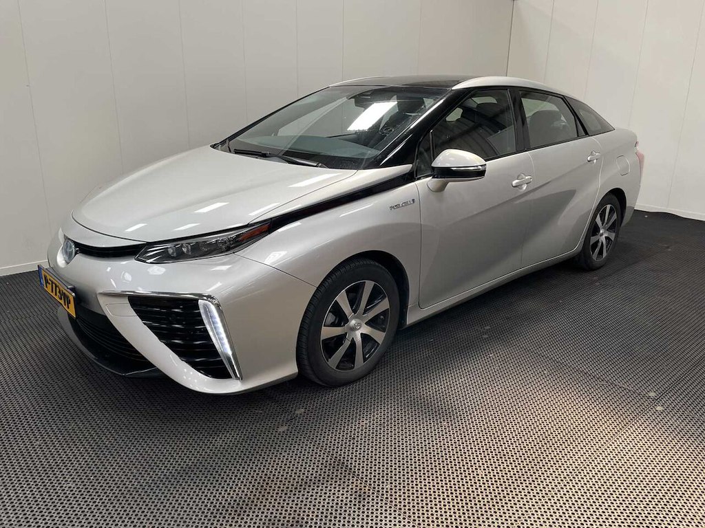 Prodaje se Toyota Mirai sedan na aukciji