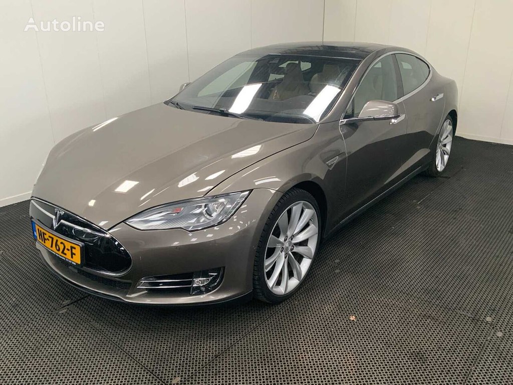 Prodaje se Tesla Model S 85 sedan na aukciji