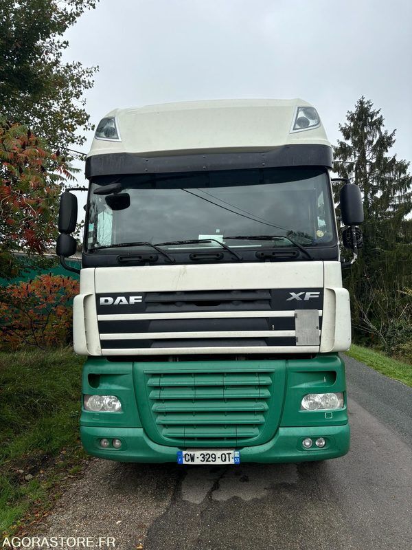 Prodaje se DAF XF105 kamion sa kliznom ceradom na aukciji + prikolica sa kliznom ceradom