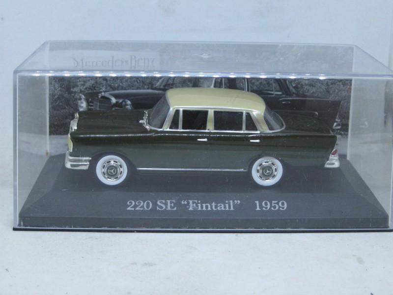 1:43 IXO/altaya mercedes 220 SE "fintail"