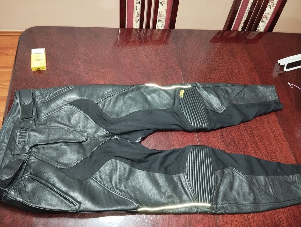 Muške kožne moto pantalone shoei u super stanju, veličina 52