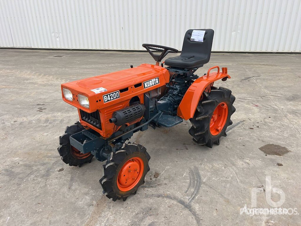 Prodaje se Kubota B4200 4WD Tracteur Utilitaire traktor točkaš na aukciji