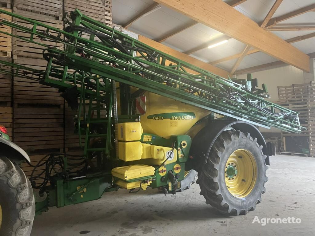 John Deere 840i vučena prskalica