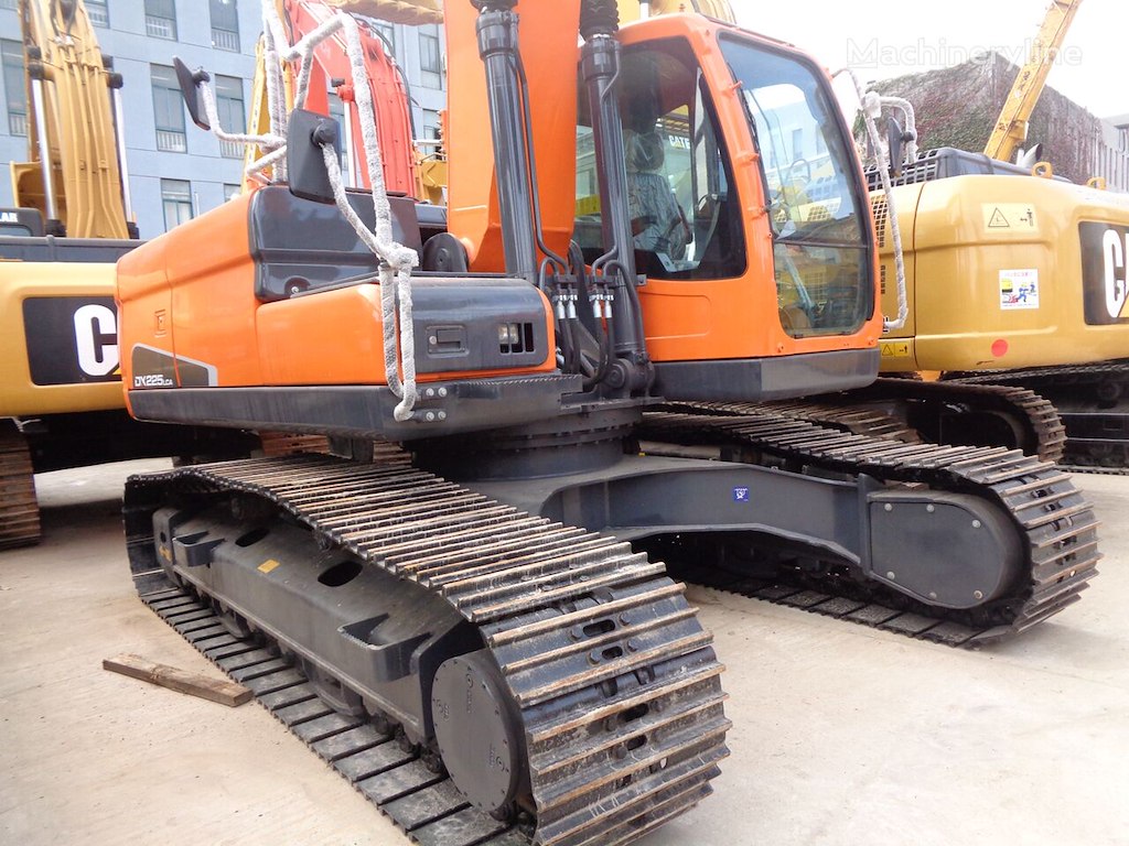 Doosan DX225 bager guseničar