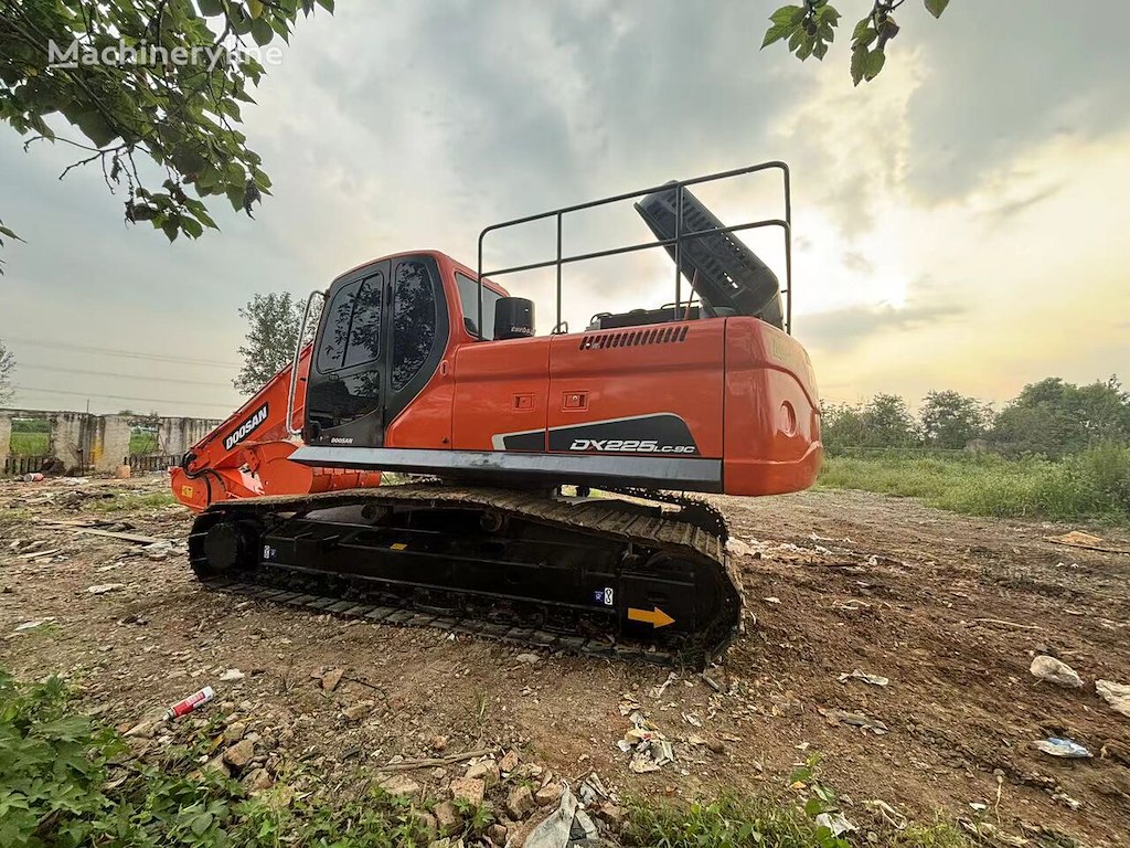 Doosan DX225 bager guseničar