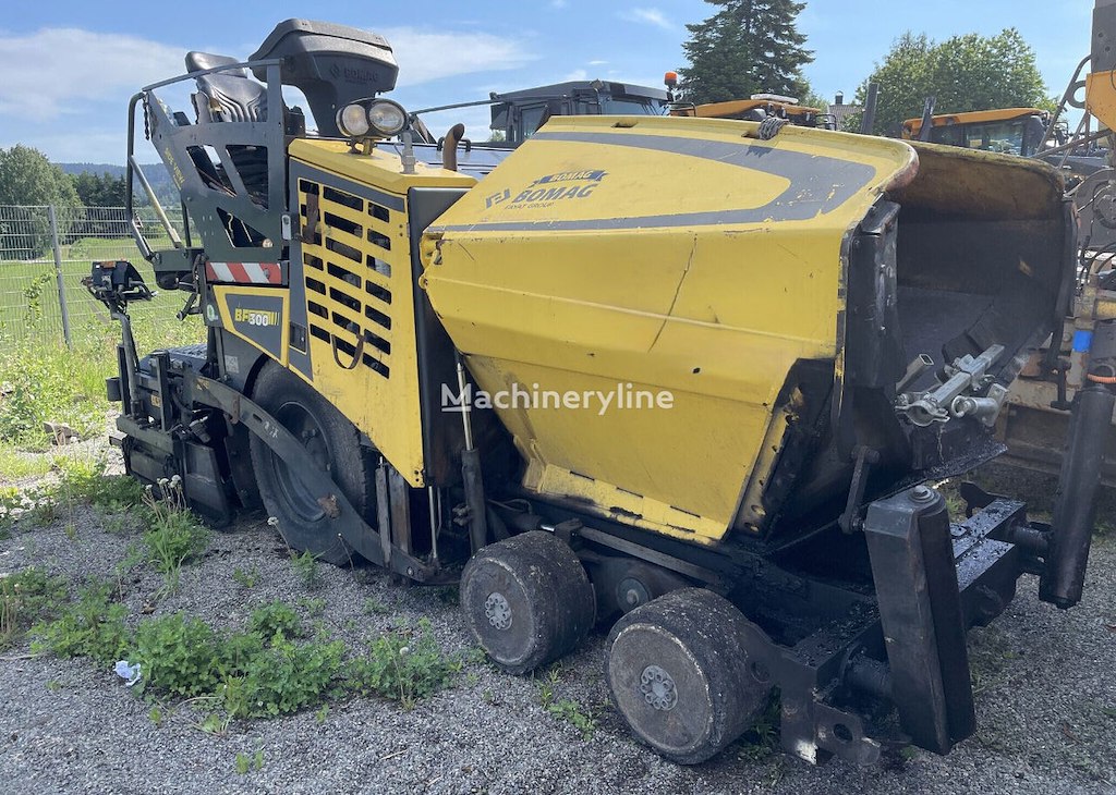 BOMAG BF300 P-2 asfaltni finišer točkaš