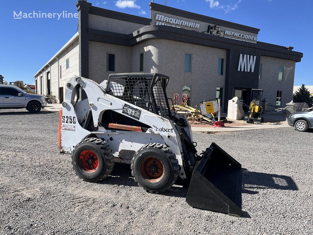 Bobcat S250 mini utovarivač