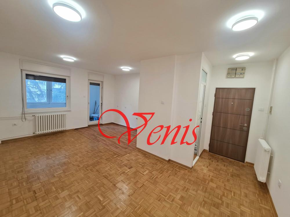 CENTAR - SPENS ul.Železnička 90 m2- 1300 Evra POGODAN POSLOVNI PROSTOR ID#2397 1.300 €