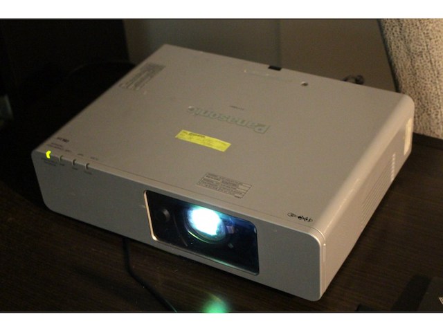 Projektor Panasonic PT-F100NT WIFI  made in JAPAN 2383h