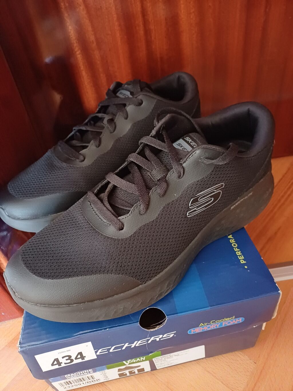 Na prodaju nove SKECHERS-Air Cooled Memory Foam muske patike.Velicina